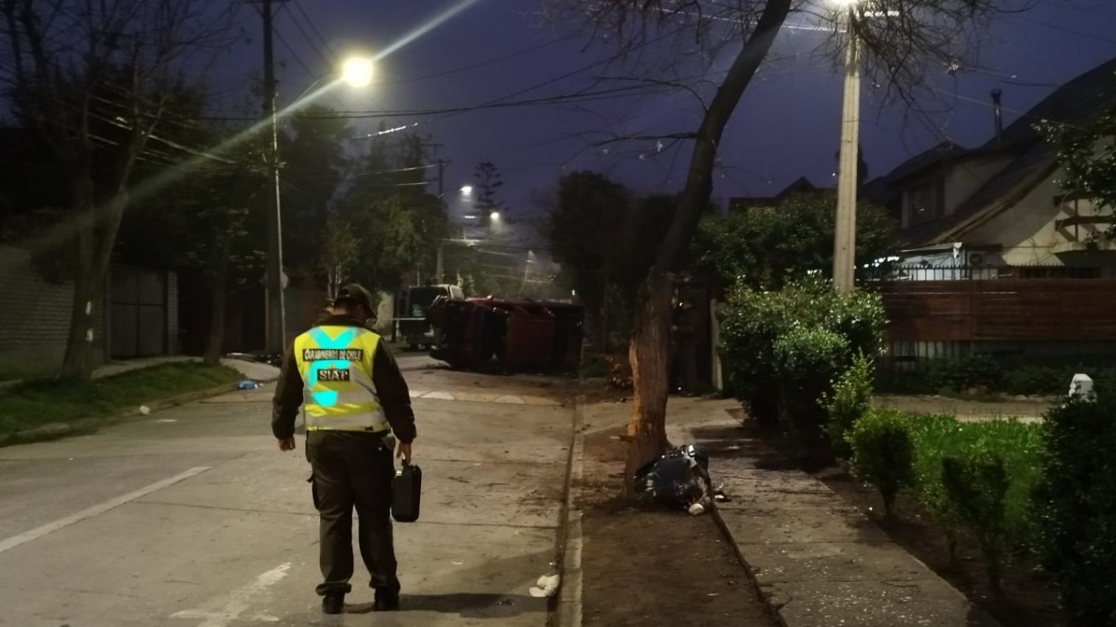 Persona choca contra árbol y muere de forma instantánea en Peñalolén ...